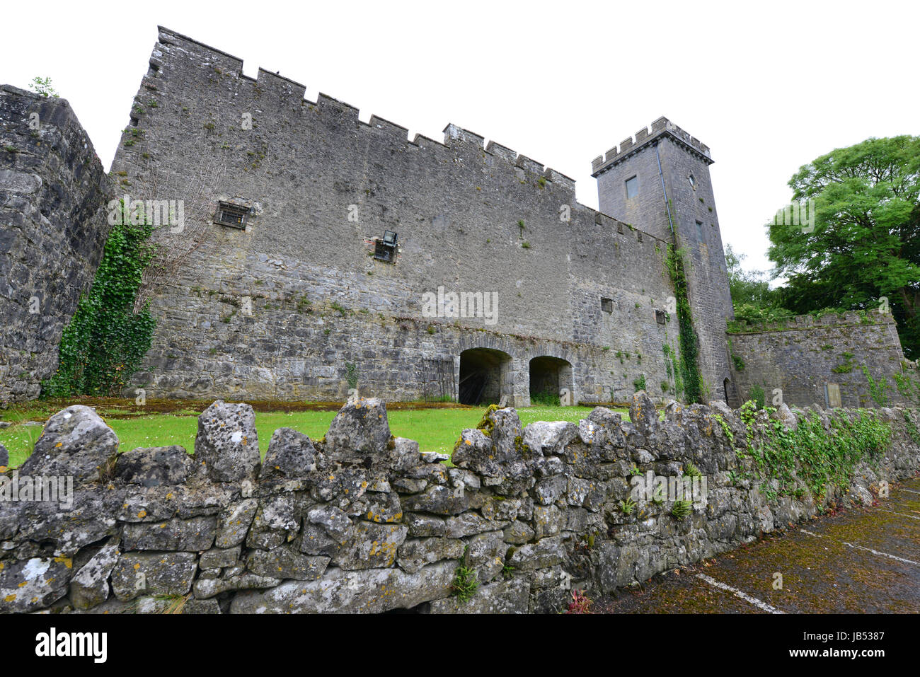 Knappogue castle in Ireland on a dull summers day in June Stock Photo ...