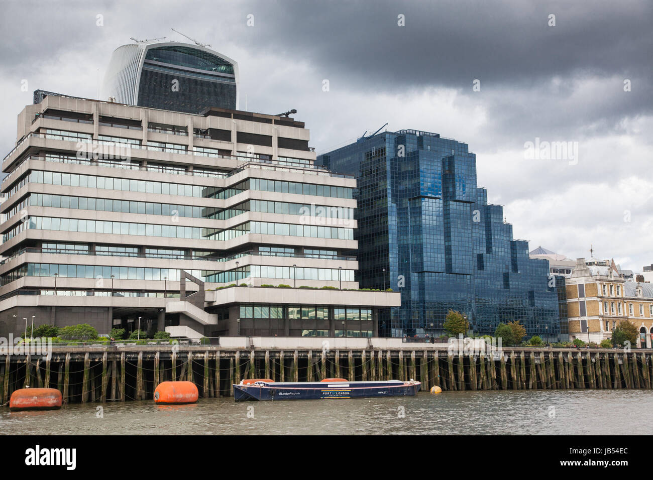 Buildings along the thames hi-res stock photography and images - Alamy
