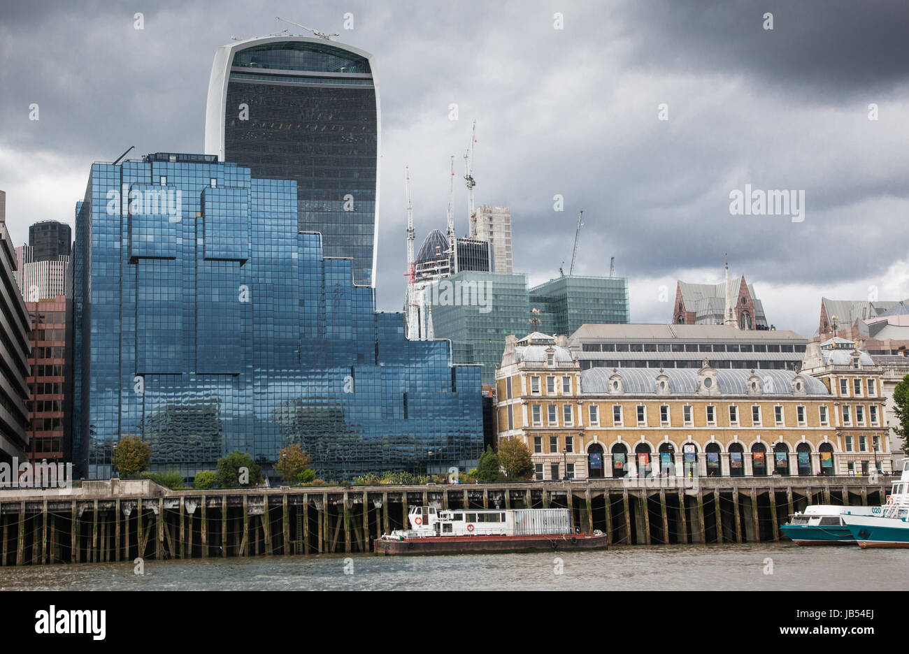 Buildings along the thames hi-res stock photography and images - Alamy