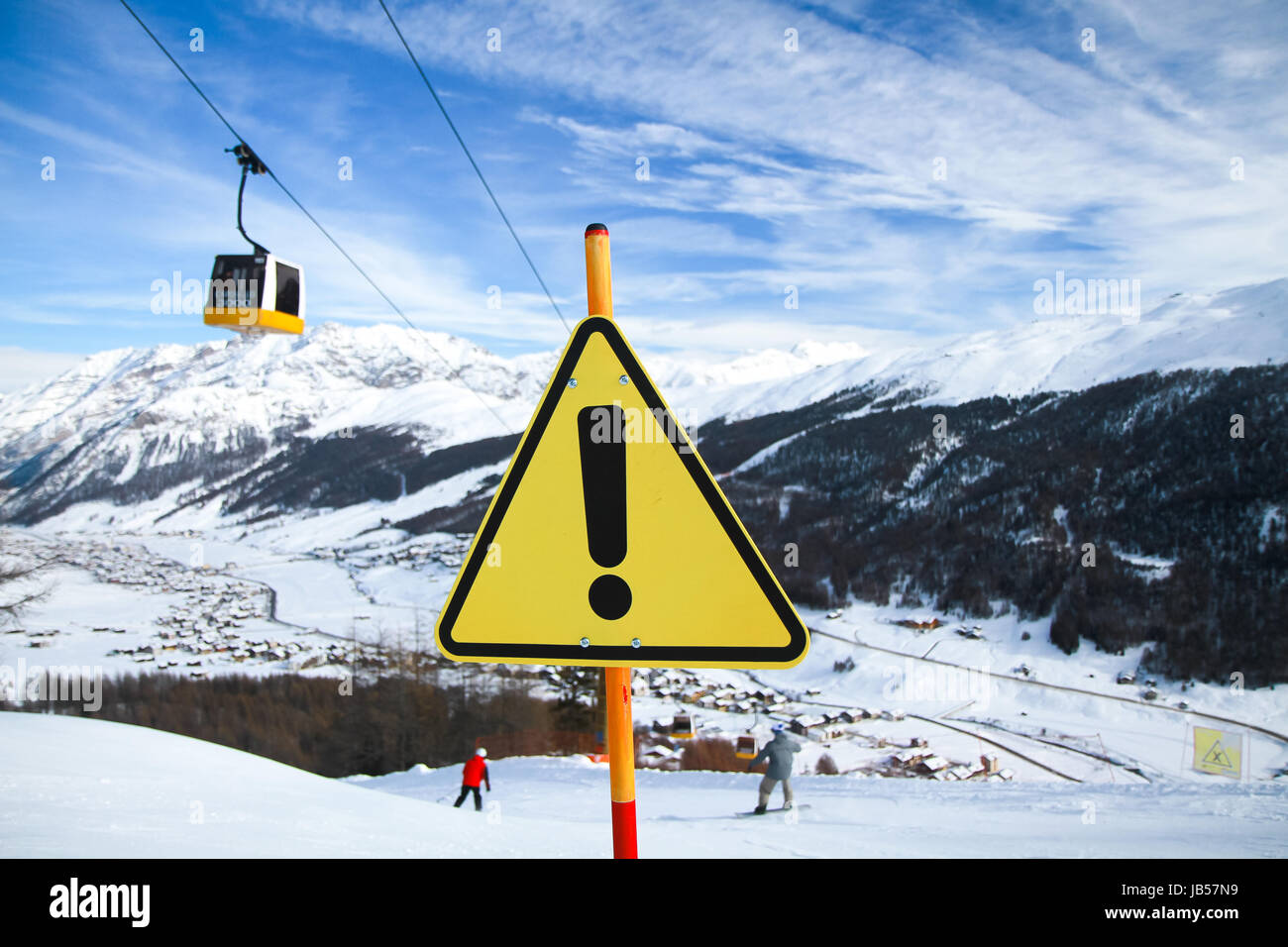 Yellow black warning sign gondola hi-res stock photography and images ...