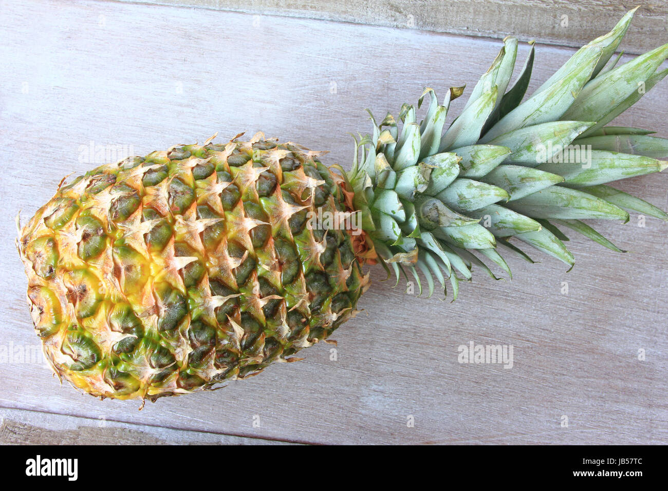 Ananas (Ananas comosus, Ananas sativus) auf altem Holztablett Stock ...