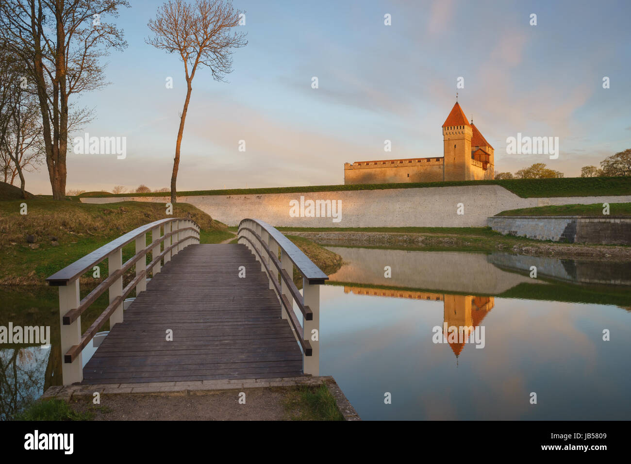 Bridge over castle moat hi-res stock photography and images - Alamy