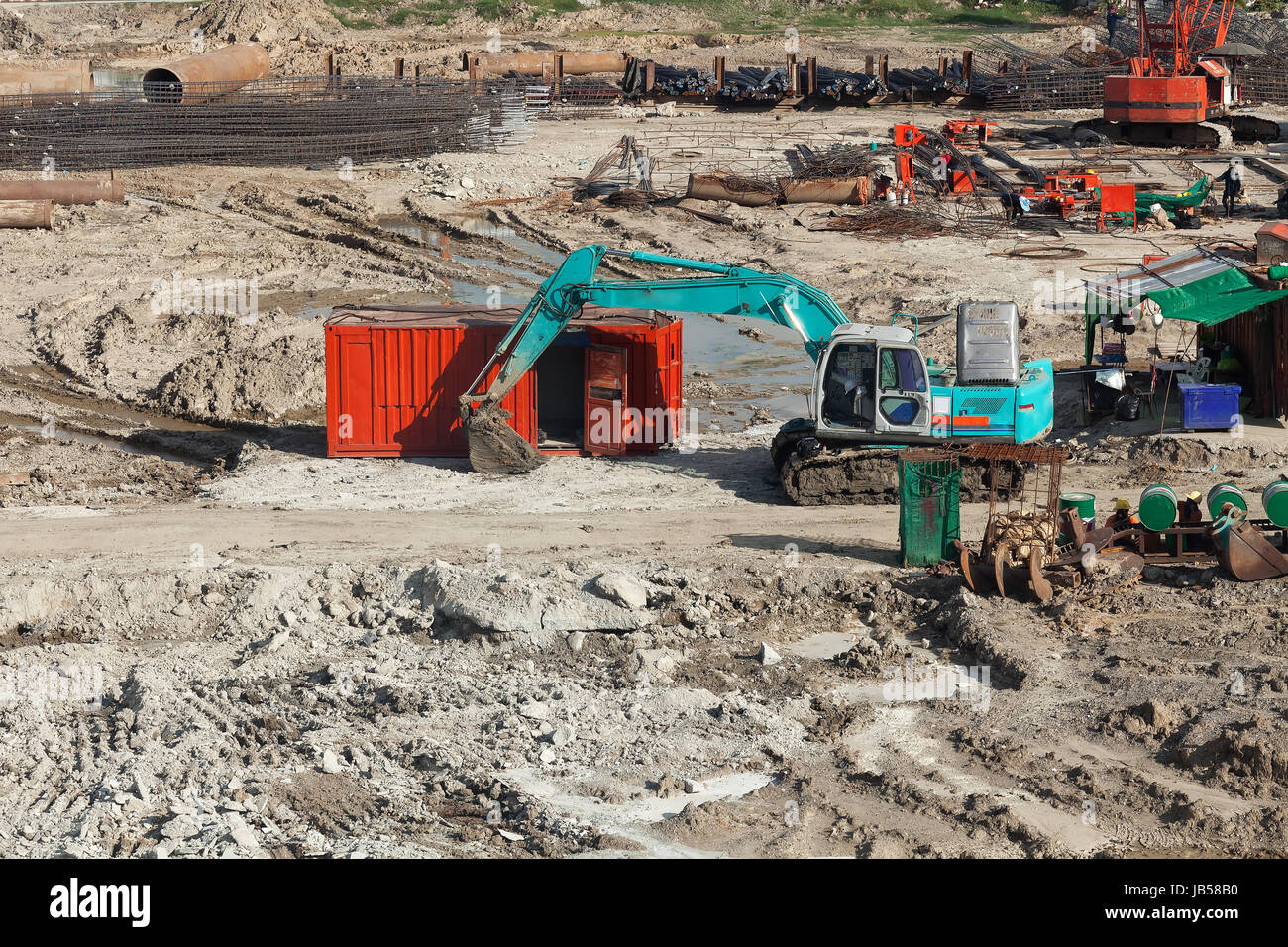 Construction workers prepare crane hi-res stock photography and images ...
