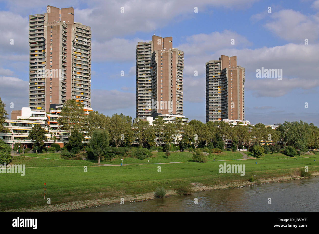 Three storey flats hi-res stock photography and images - Alamy