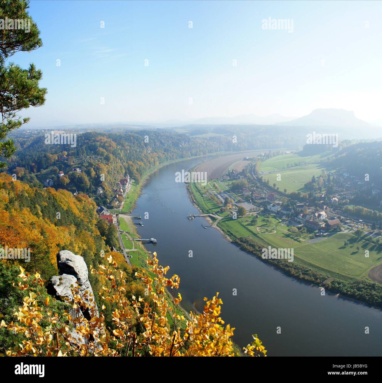 Blick auf die Elbe und den Kurort Rathen in der Sächsischen Schweiz in ...
