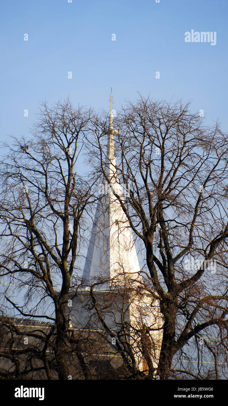 Kirchturm zwischen kahlen Bäumen Stock Photo - Alamy