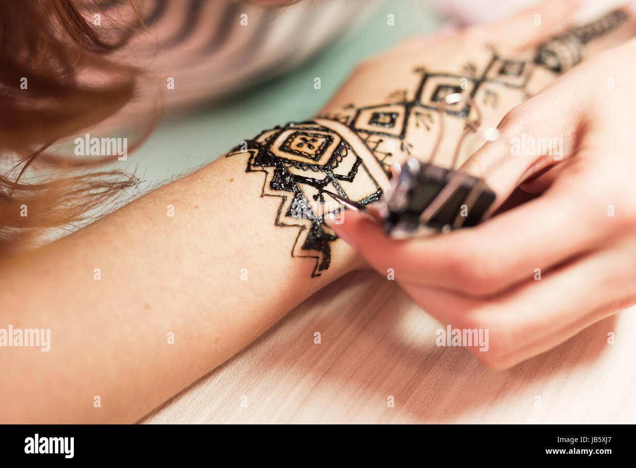 Drawing process of henna menhdi ornament on woman's hand Stock Photo ...
