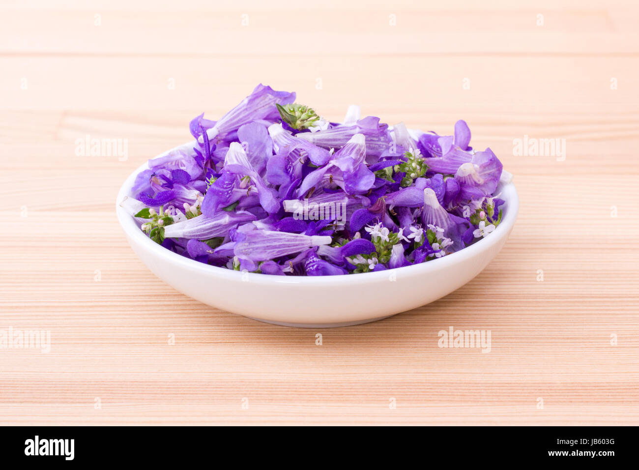Bowl of edible flowers Stock Photo - Alamy