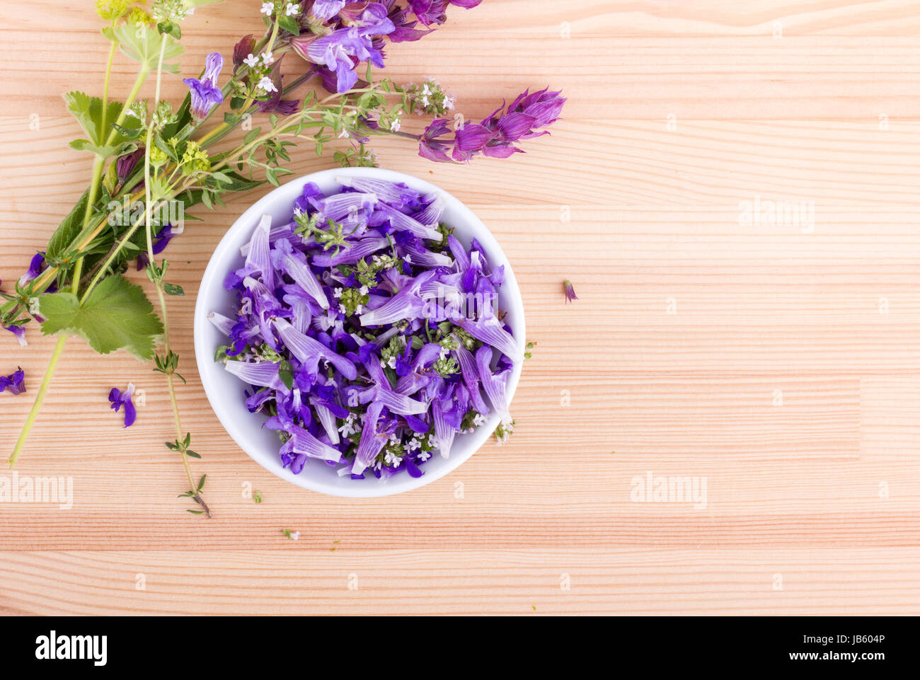 Bowl of edible flowers and herb bouquet Stock Photo - Alamy