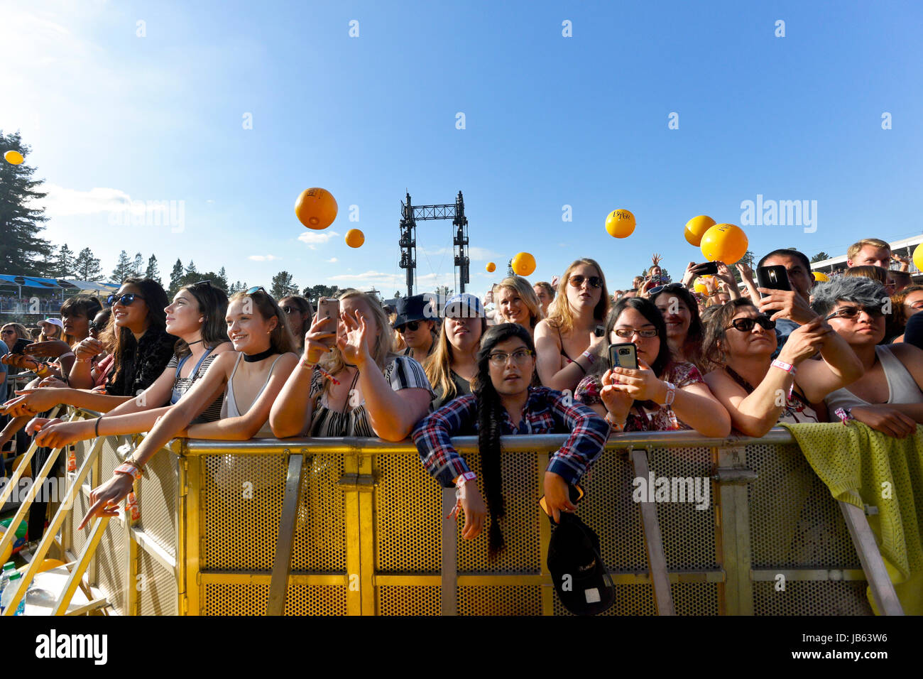 Festival beach balls crowd hi-res stock photography and images - Alamy