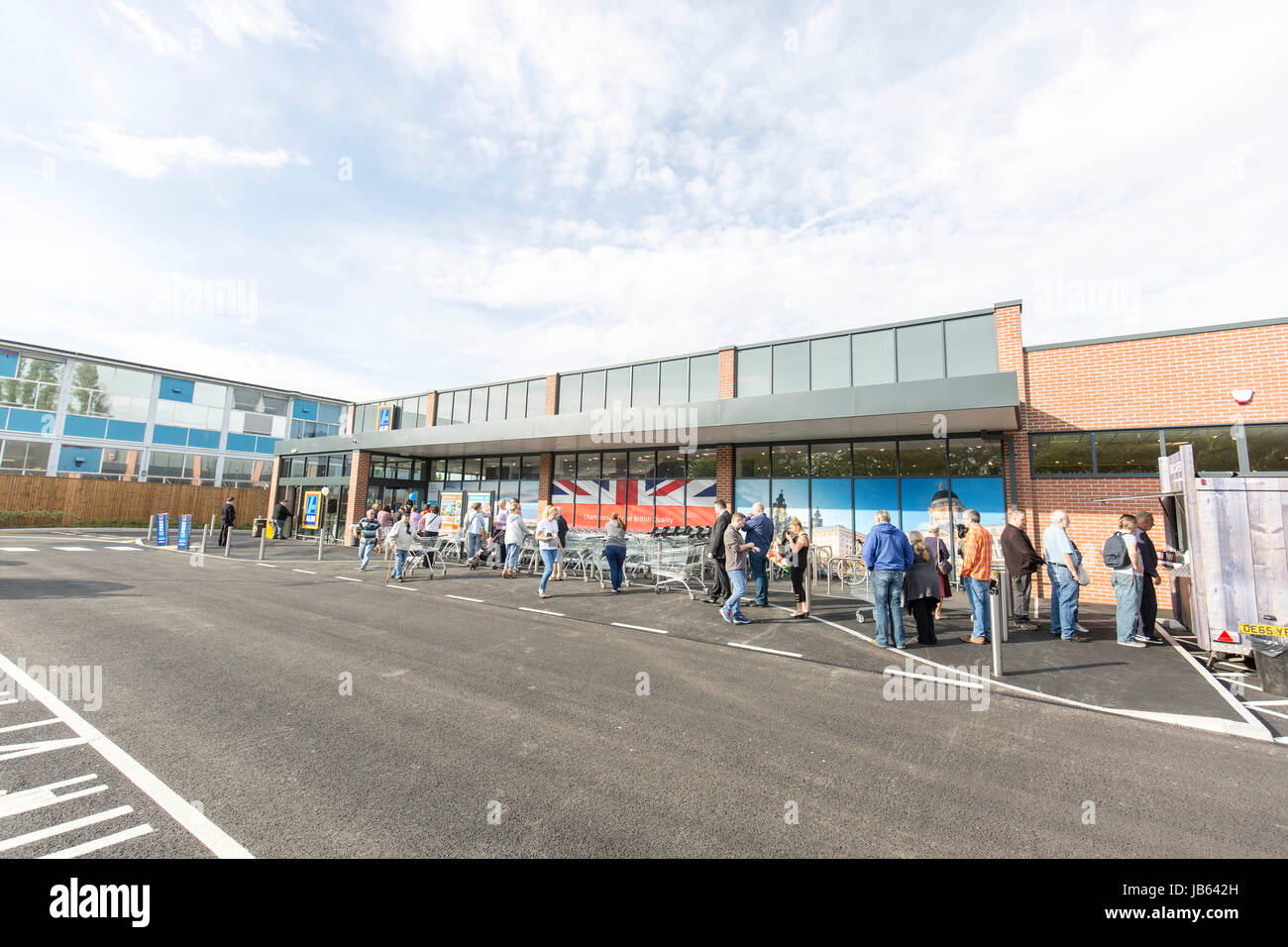 Aldi supermarket store exterior hi-res stock photography and images - Alamy