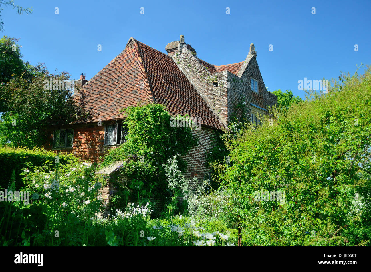 Clematis house hi-res stock photography and images - Alamy