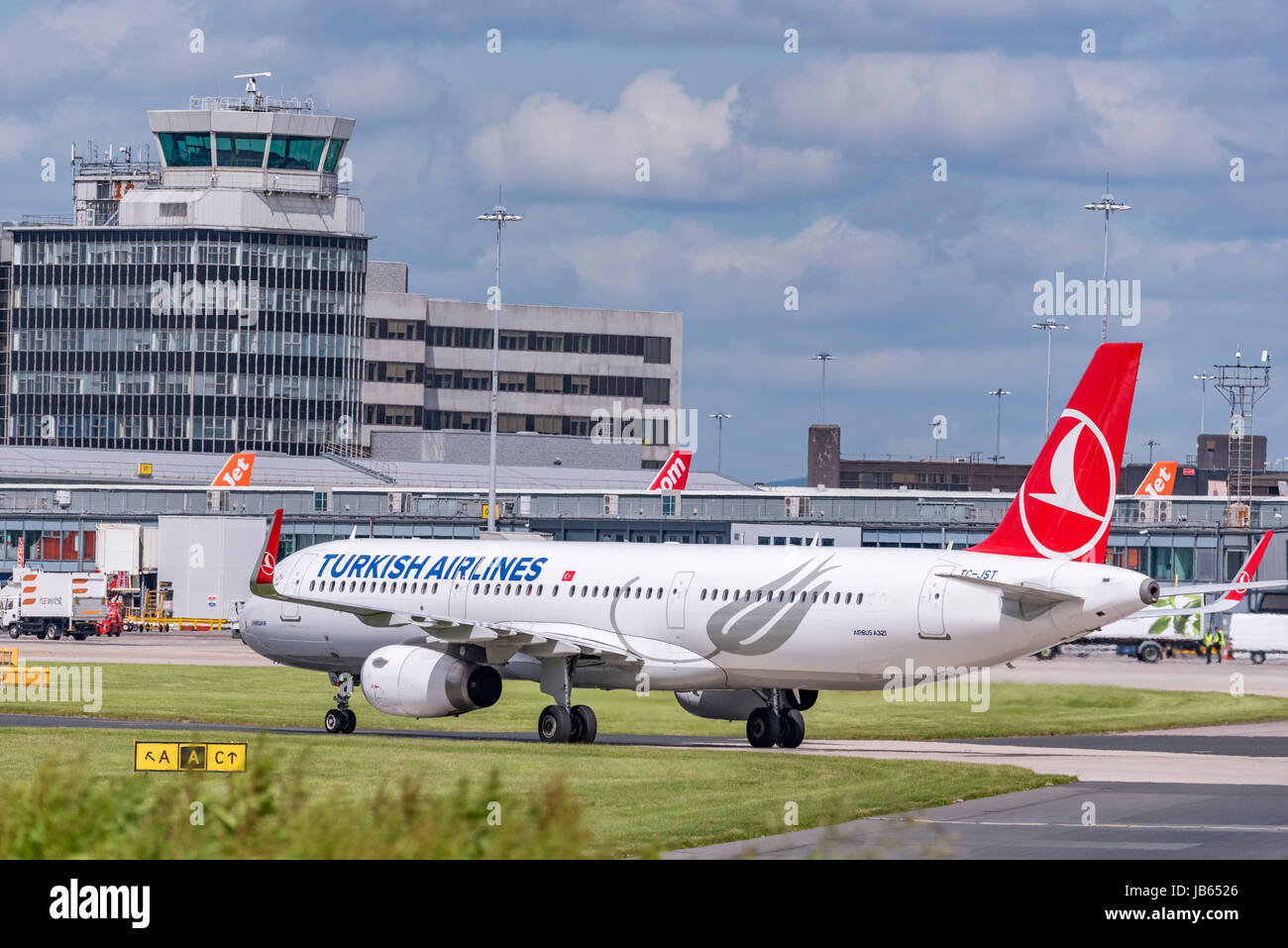 Turkish airlines plane aircraft hi-res stock photography and images - Alamy
