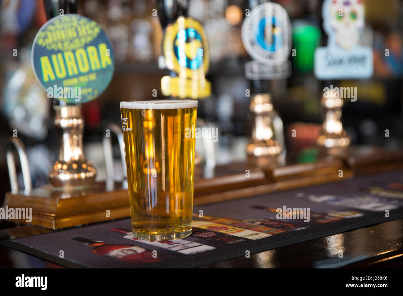 Bar in pub hi-res stock photography and images - Alamy