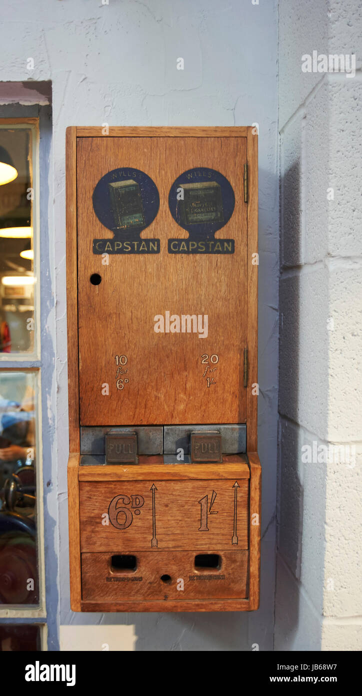 Vintage Cigarette machine Stock Photo - Alamy