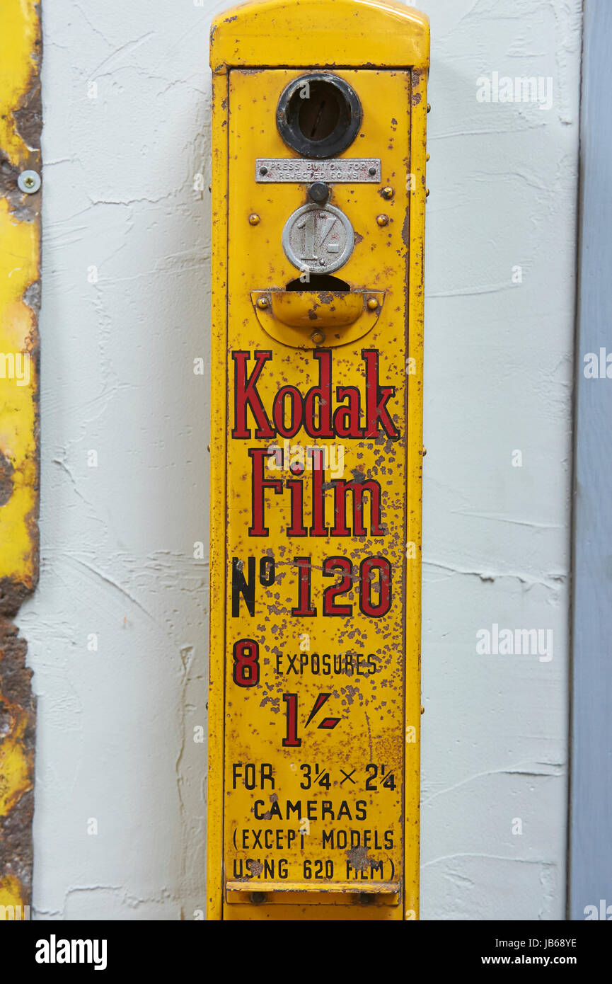 One shilling vending machine hi-res stock photography and images - Alamy