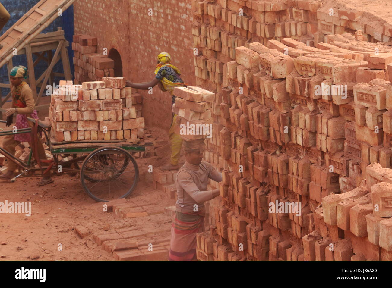 Laborer work at brickfield at Khulna, Bangladesh Stock Photo - Alamy