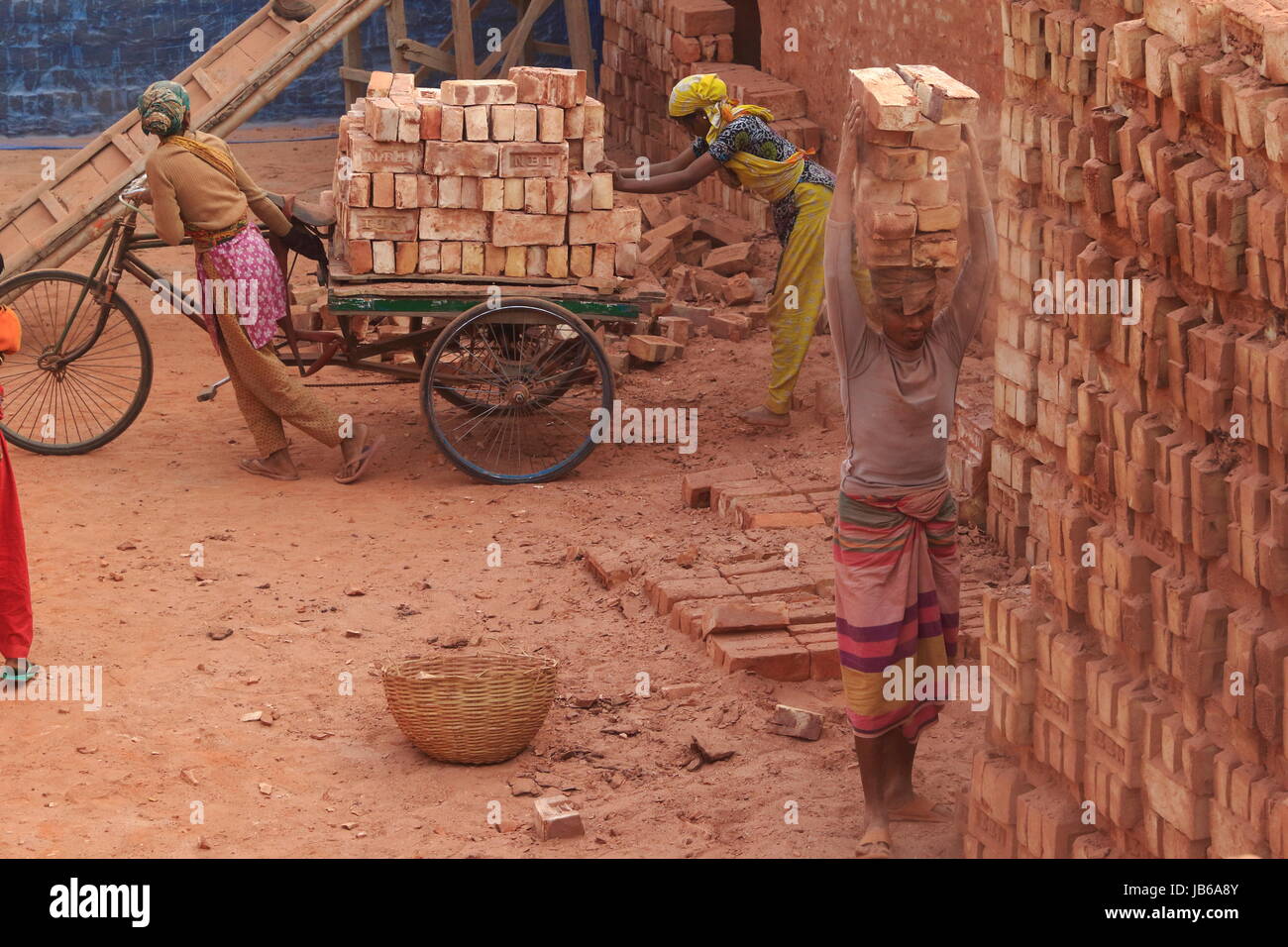 Laborer work at brickfield at Khulna, Bangladesh Stock Photo - Alamy