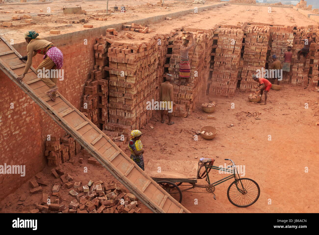 Laborer work at brickfield at Khulna, Bangladesh Stock Photo - Alamy