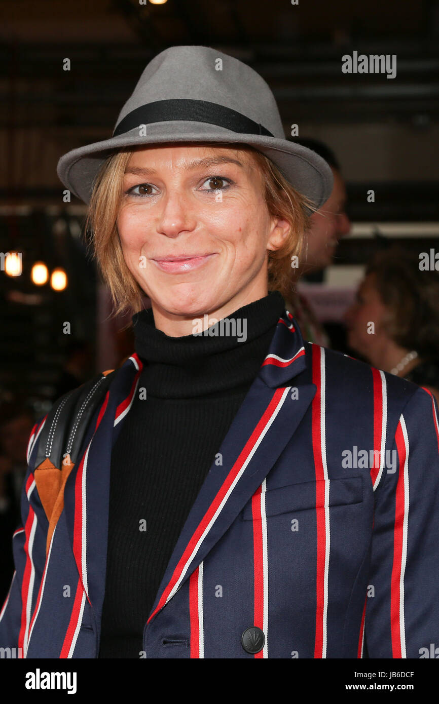 Stars and celebrities arrive for Park Theatre’s VIP 1950s-themed 4th ...