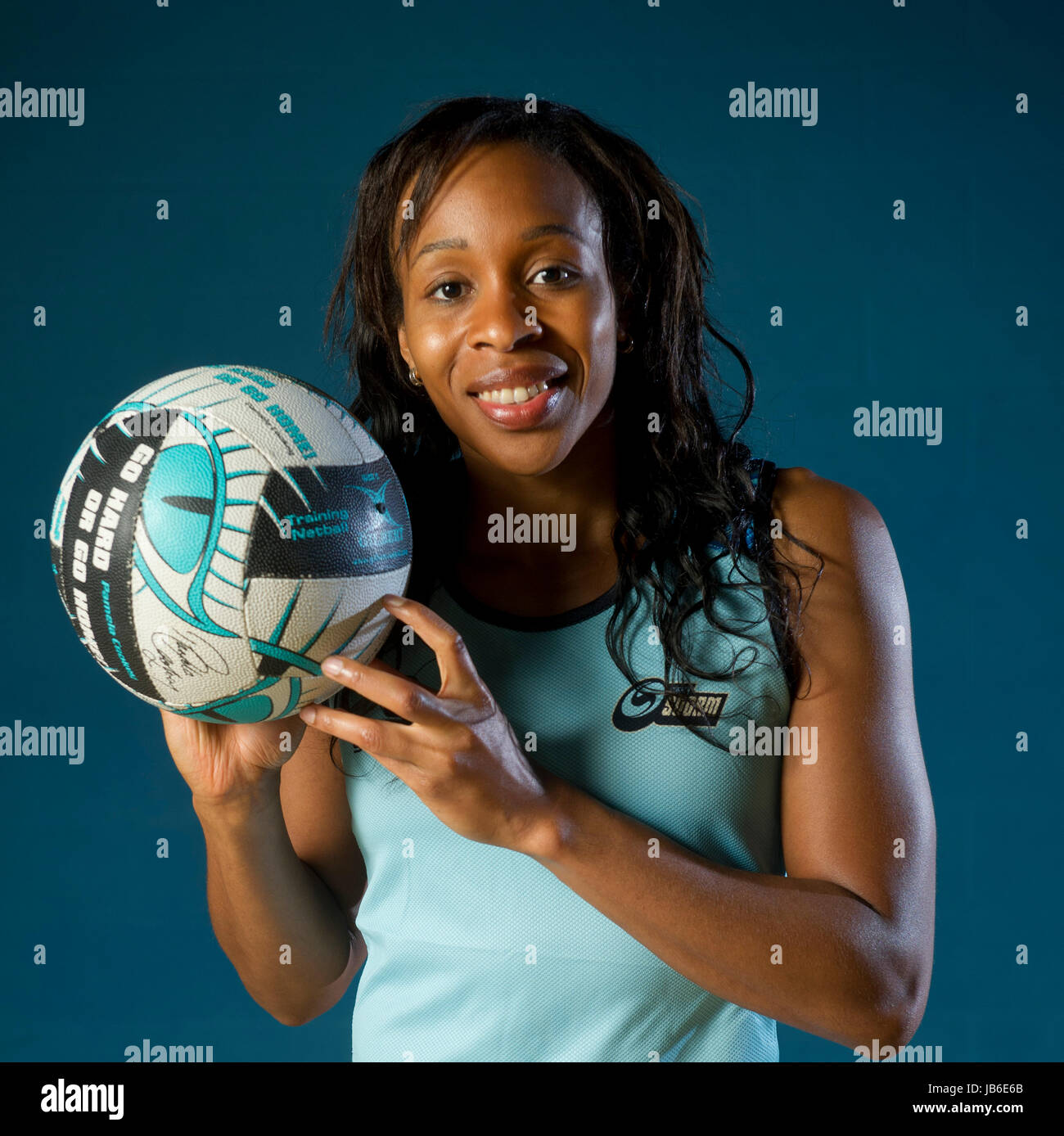 Netball player hi-res stock photography and images - Alamy
