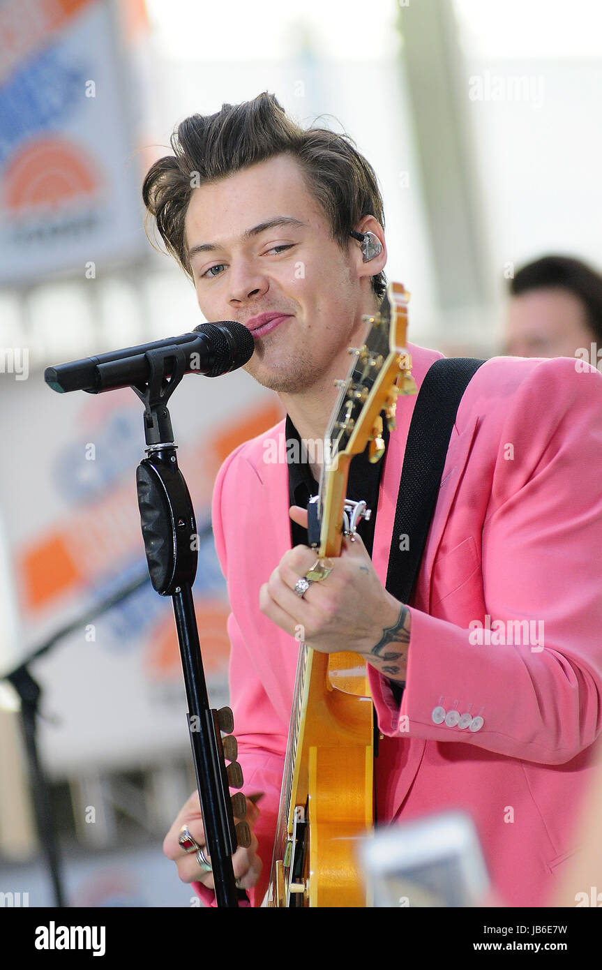 Harry styles 2017 singing hi-res stock photography and images - Alamy