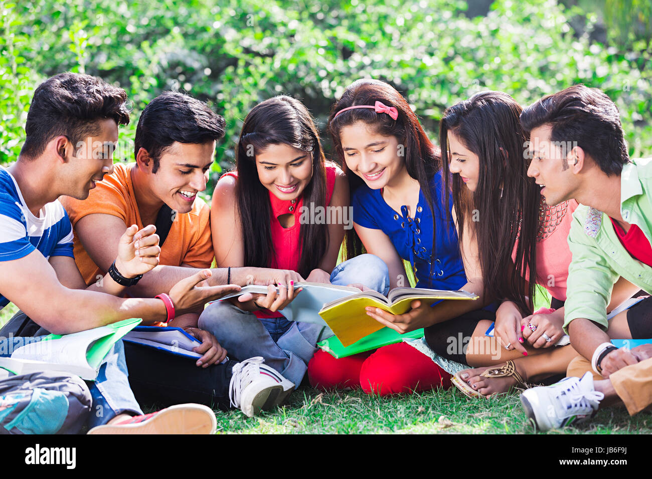 Girls reading test hi-res stock photography and images - Alamy