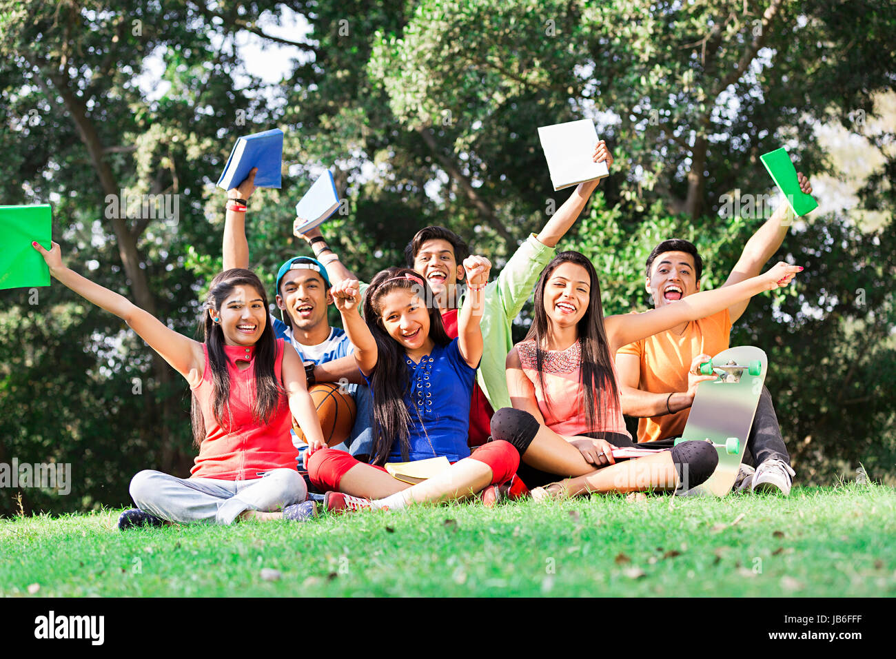 College student group sitting hi-res stock photography and images - Alamy