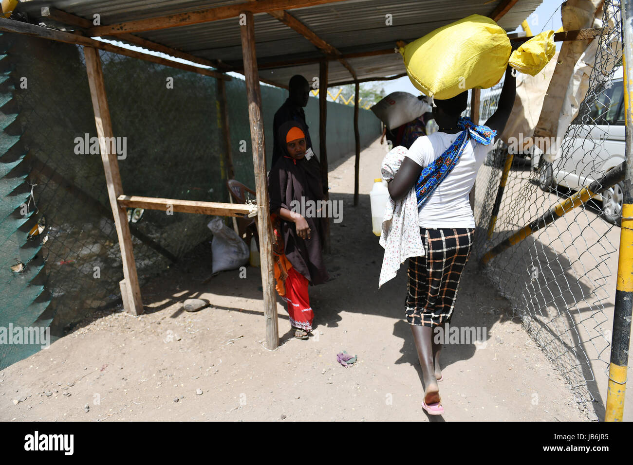 (170609) -- NAIROBI, June 9, 2017(Xinhua) -- Refugees leave with food ...