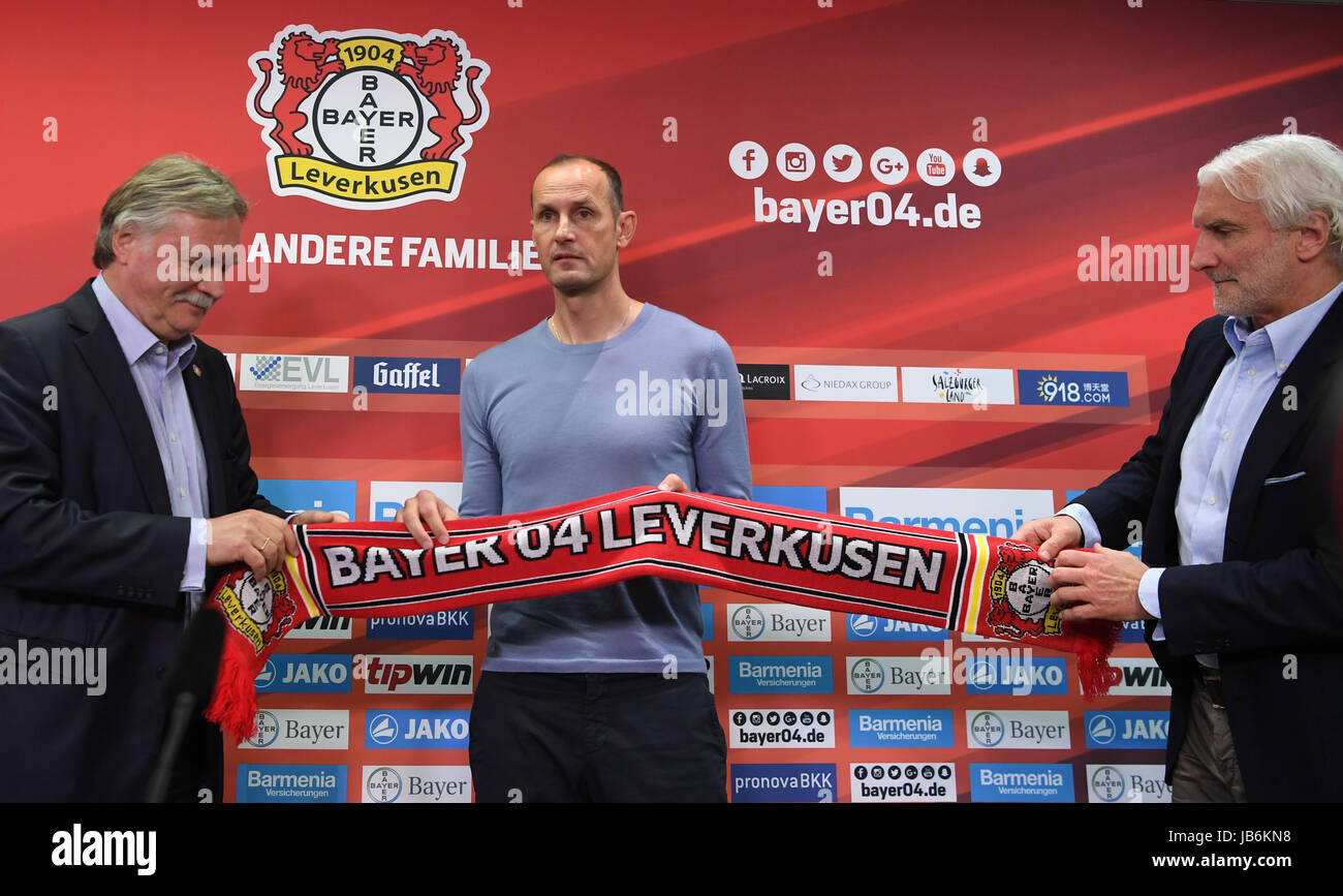 Leverkusen, Deutschland. 09th June, 2017. Heiko Herrlich (M) wird am 09 ...