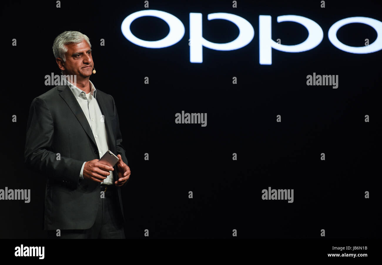 (170609) -- SHENZHEN, June 9, 2017 (Xinhua) -- Sanjay Mehta of Qualcomm ...