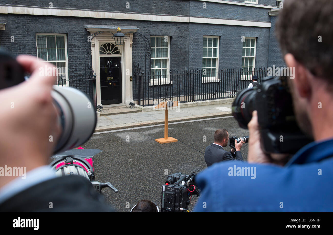 Downing street lectern photographers hi-res stock photography and ...