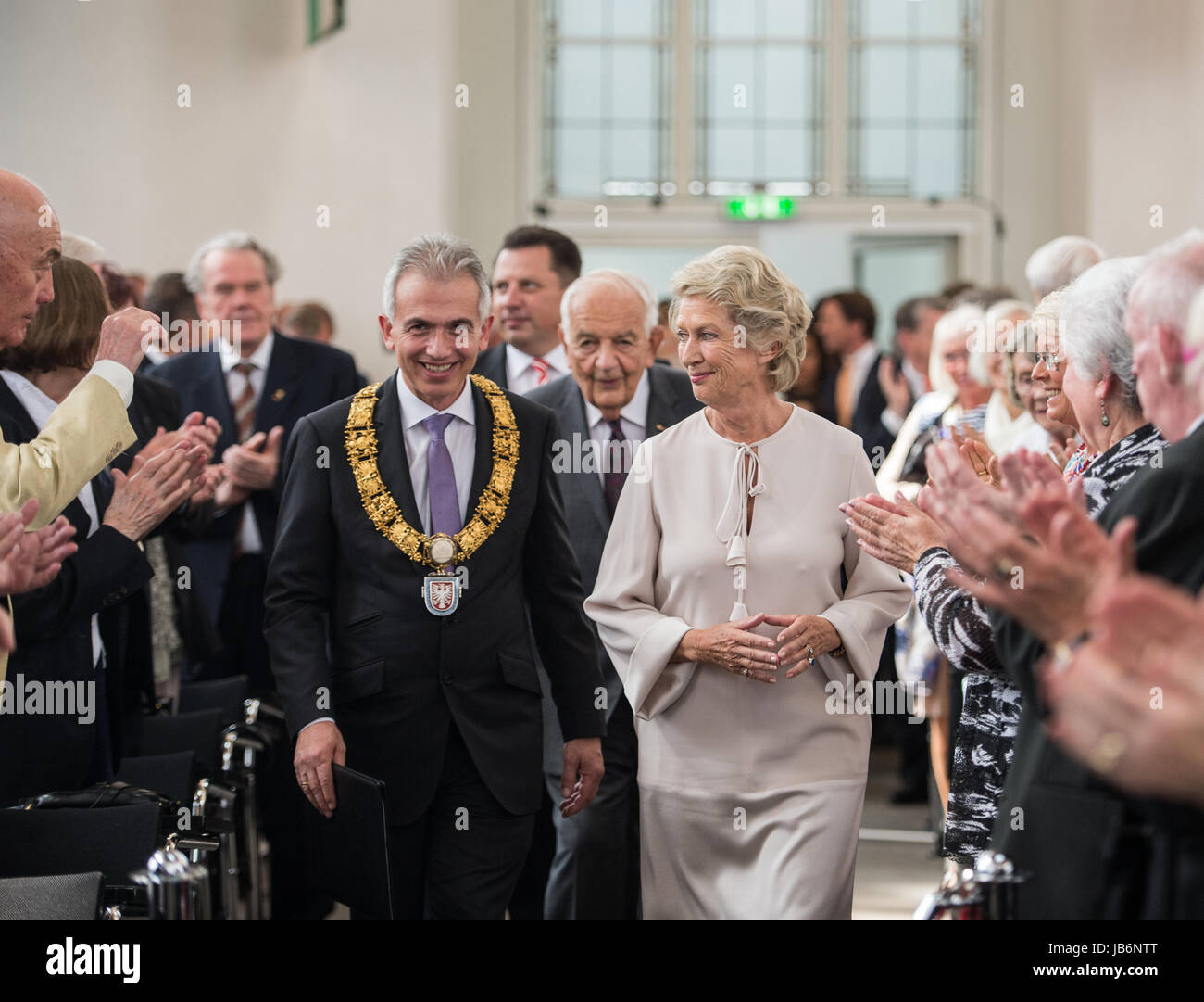 Mayor of Frankfurt am Main, Peter Feldmann (l, SPD), and former mayor ...