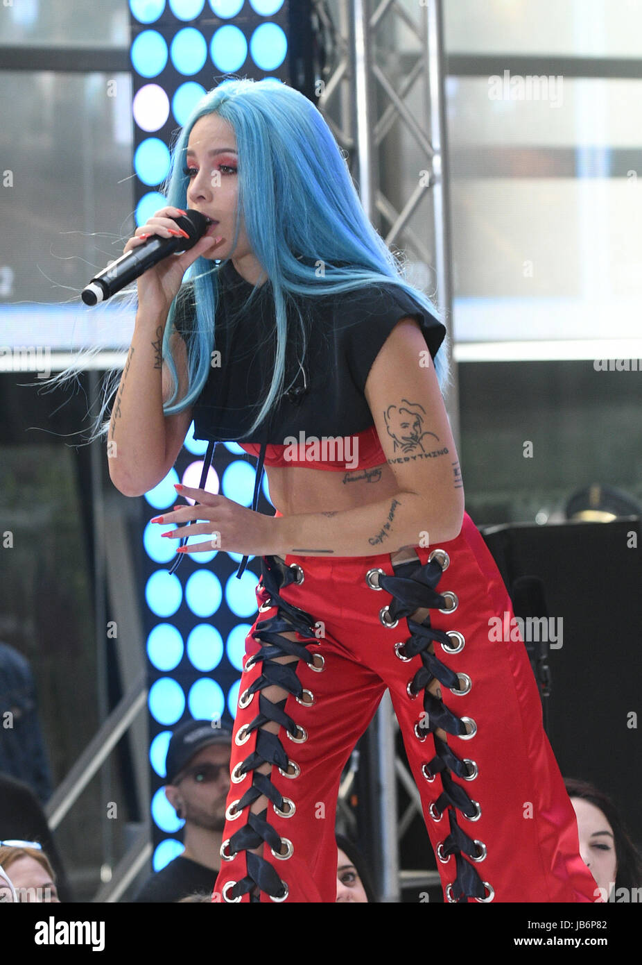 Halsey performs live hi-res stock photography and images - Alamy