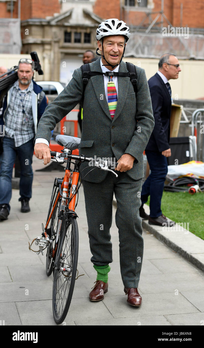 London, UK. 09th June, 2017. Jon Snow Credit: Finnbarr Webster/Alamy ...