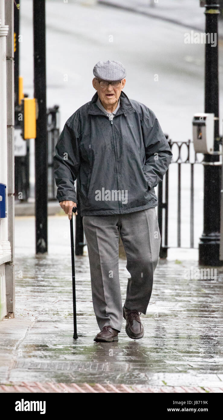 A man caught in the rain hi-res stock photography and images - Alamy