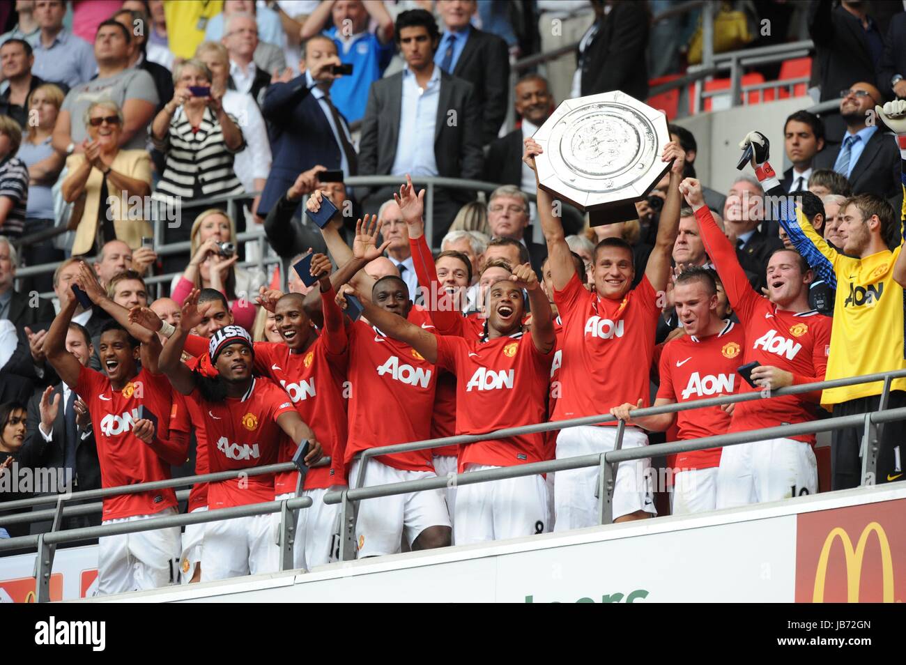 NEMANJA VIDIC LIFTS THE COMMUNITY SHIELD MANCHESTER UNITED FC ...
