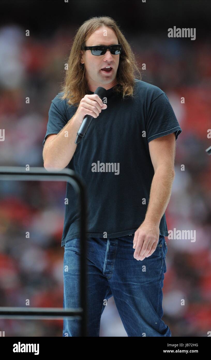 GARY STRINGER SINGER WITH REEF MANCHESTER CITY V MANCHESTER UTD, FA ...