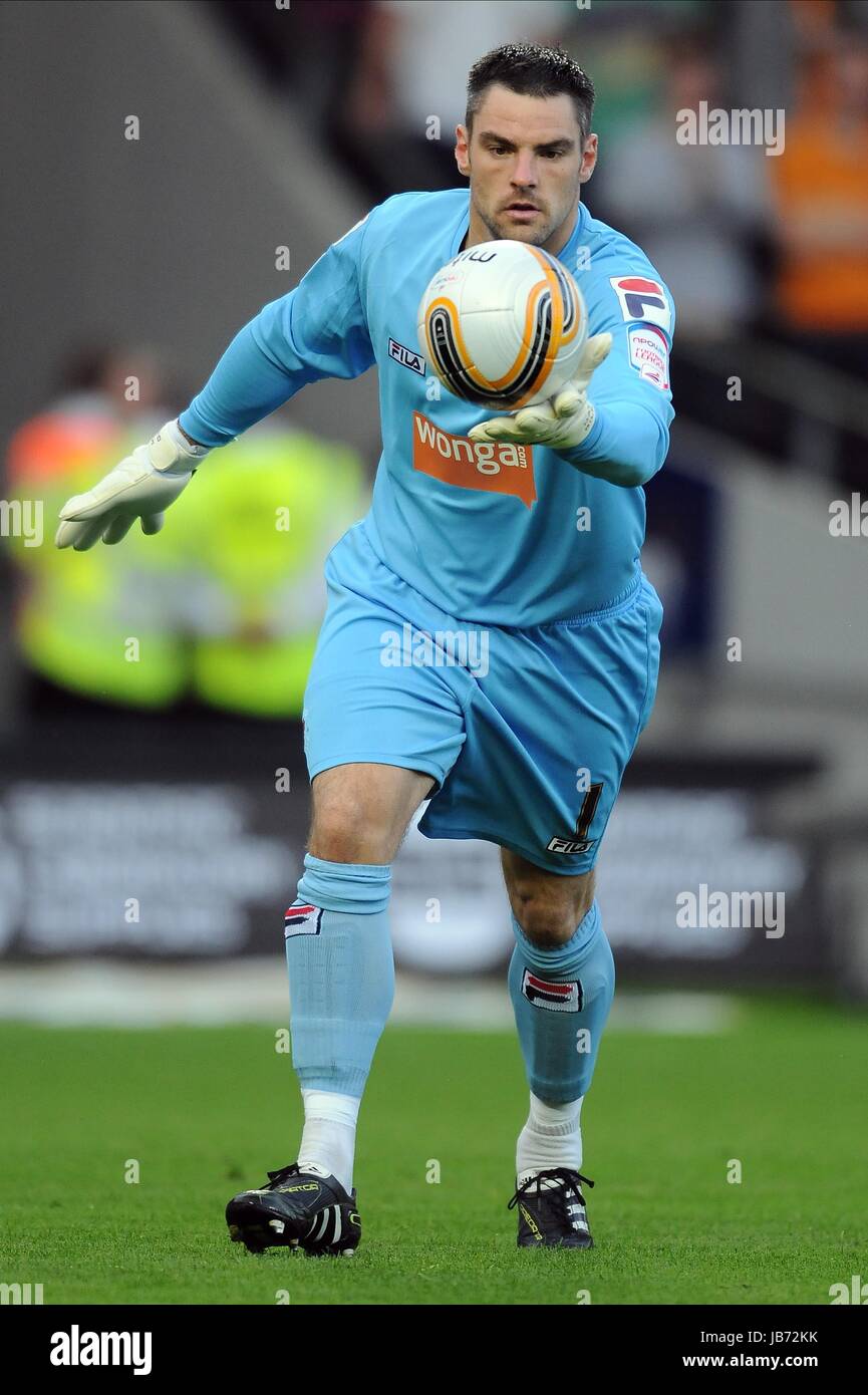 MATTHEW GILKS BLACKPOOL FC HULL V BLACKPOOL KC STADIUM, HULL, ENGLAND ...