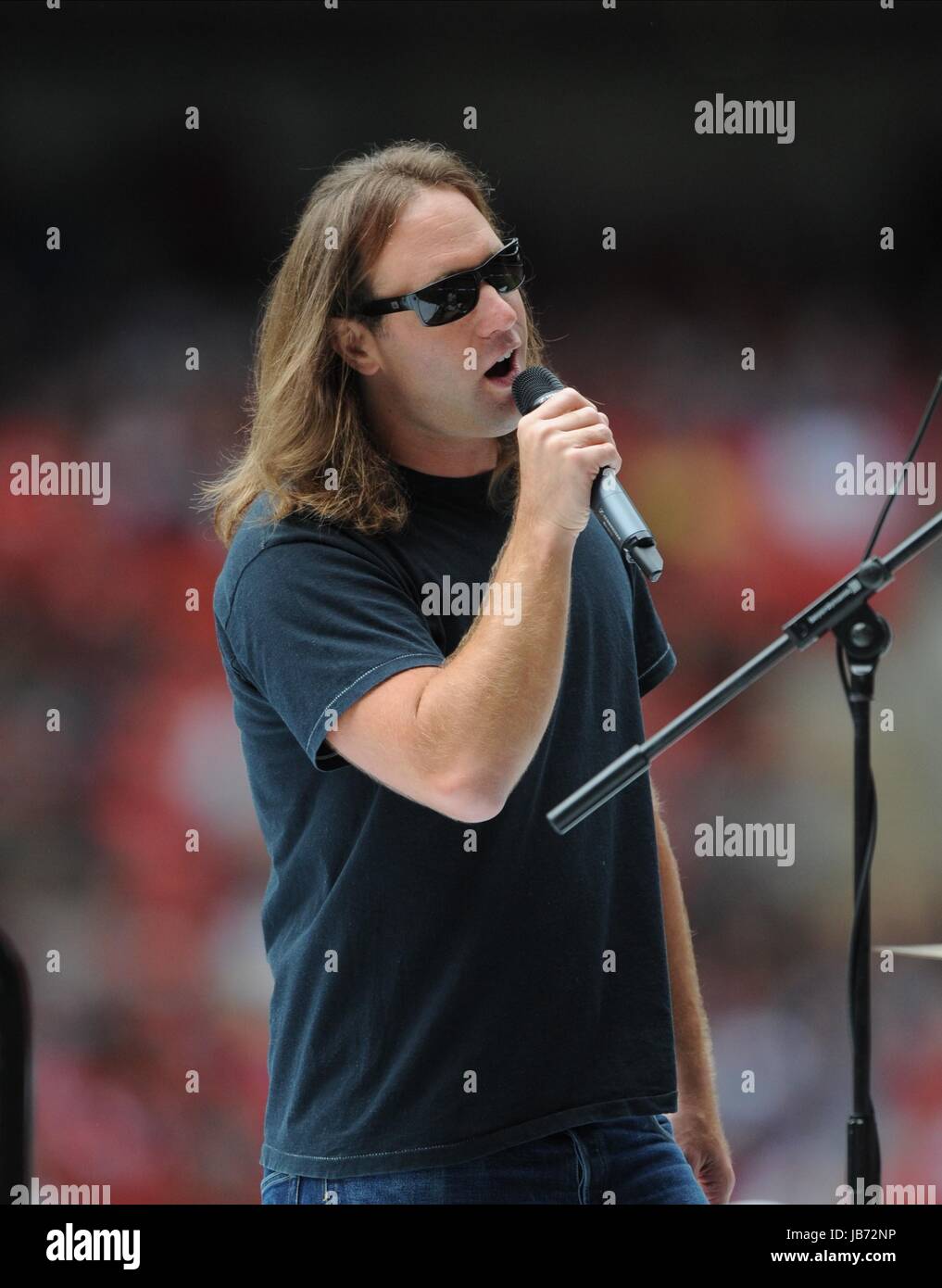 GARY STRINGER SINGER WITH REEF WEMBLEY LONDON ENGLAND 07 August 2011 ...