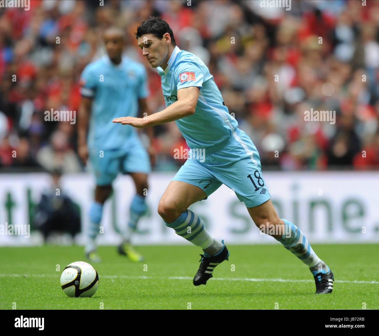 GARETH BARRY MANCHESTER CITY FC WEMBLEY LONDON ENGLAND 07 August 2011 ...