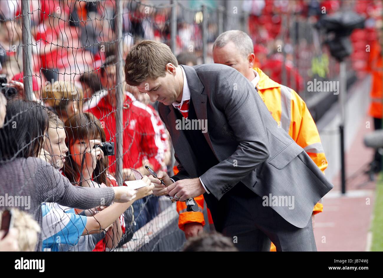 STEVEN GERRARD SIGNS AUTOGRAPHS LIVERPOOL FC LIVERPOOL FC ANFIELD ...