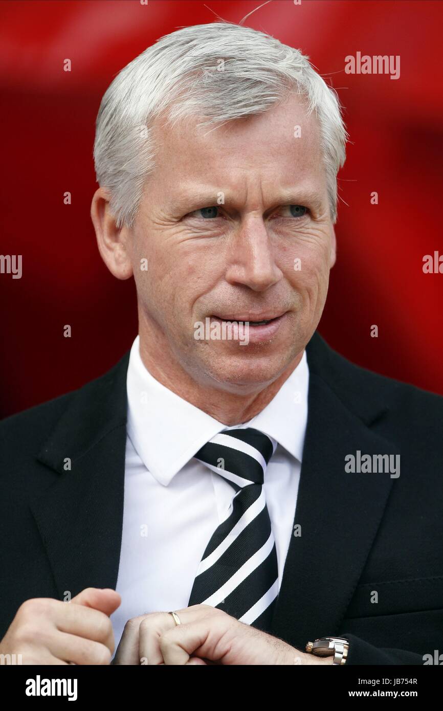 ALAN PARDEW SUNDERLAND V NEWCASTLE STADIUM OF LIGHT SUNDERLAND ENGLAND ... ALAN PARDEW SUNDERLAND V NEWCASTLE STADIUM OF LIGHT SUNDERLAND ENGLAND ...