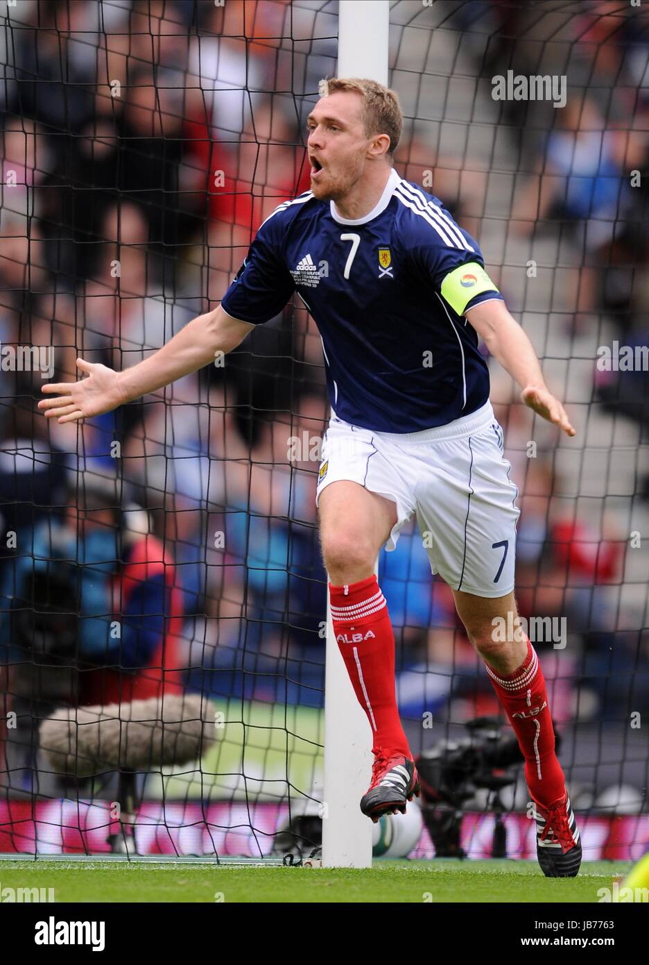DARREN FLETCHER CELEBRATES KEN SCOTLAND V CZECH REPUBLIC HAMPDEN PARK ...