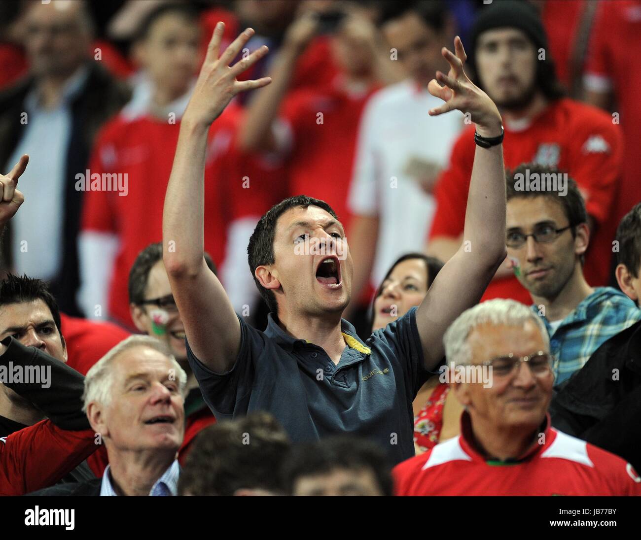 England fans in the stands hi-res stock photography and images - Alamy