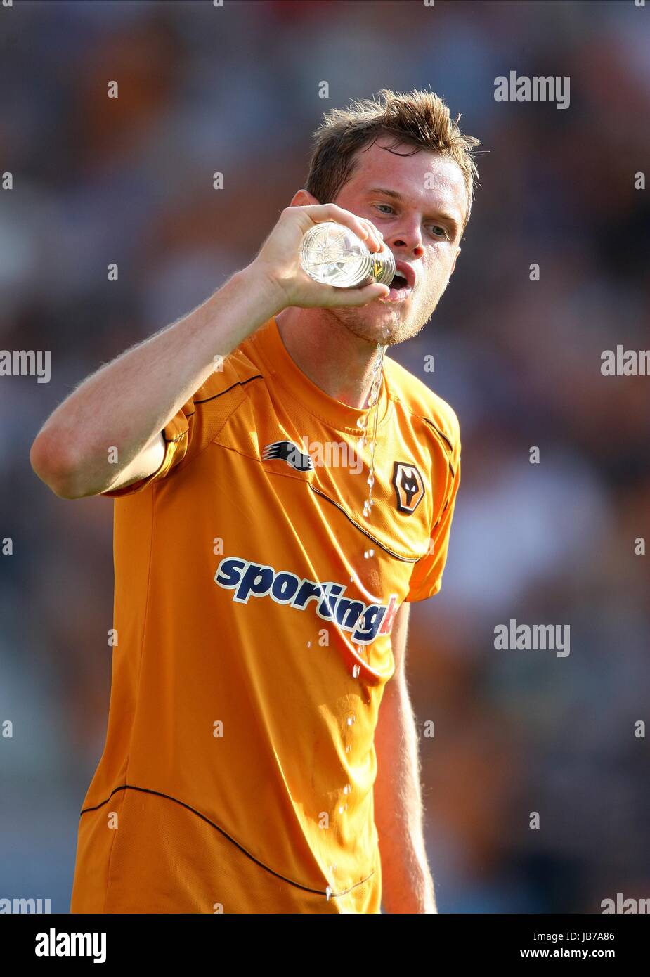 RICHARD STEARMAN TAKES ON WATE WOLVERHAMPTON WANDERERS V NEWC MOLINEUX ...