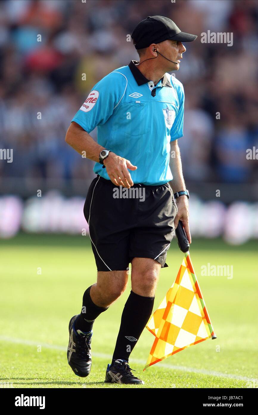 LINESMAN WITH CAP LINESMAN LINESMAN MOLINEUX STADIUM WOLVERHAMPTON ...