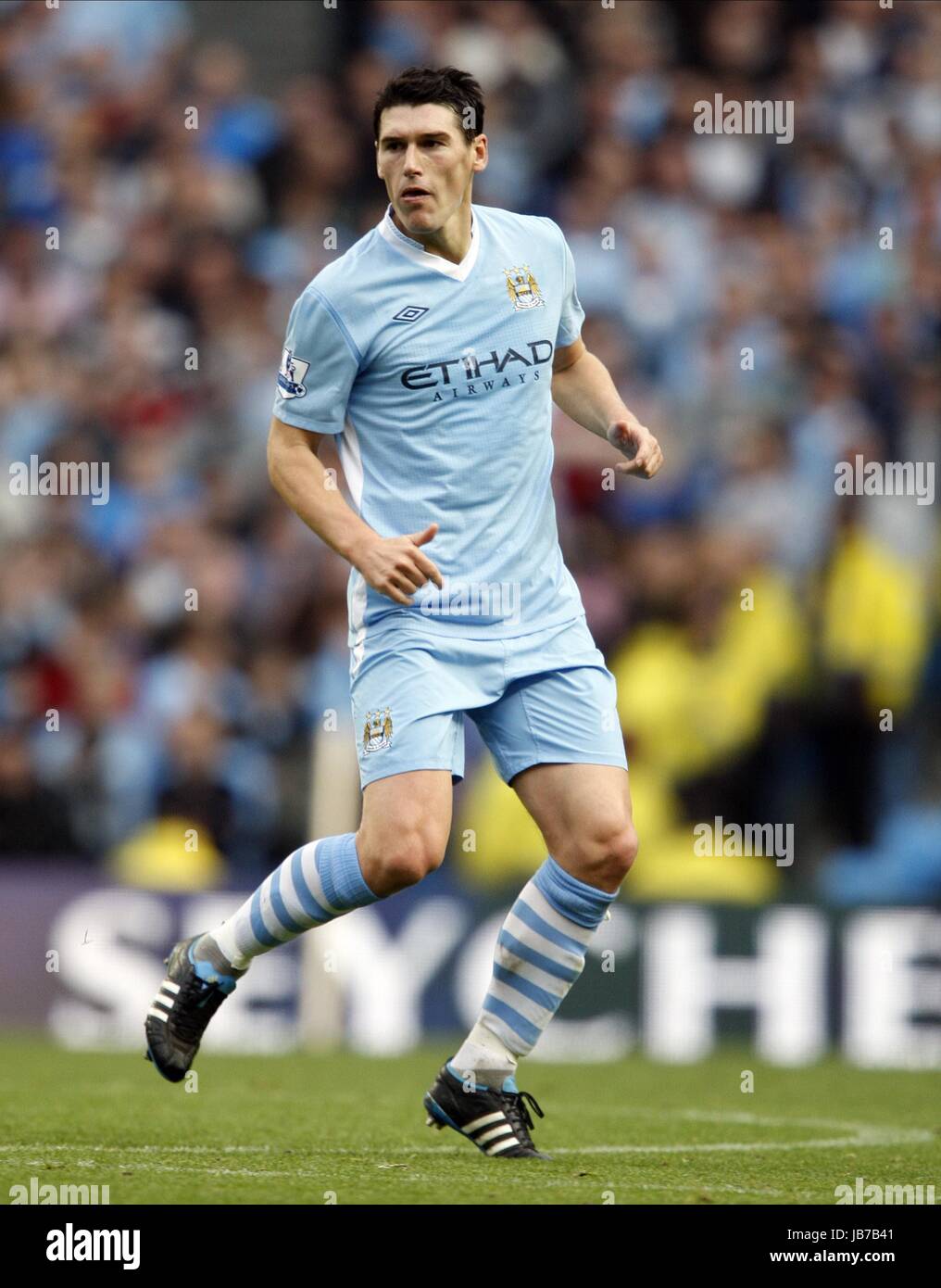 GARETH BARRY MANCHESTER CITY FC MANCHESTER CITY FC ETHIAD STADIUM ...