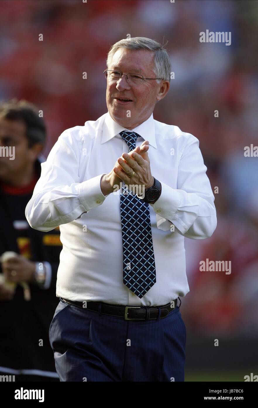 SIR ALEX FERGUSON MANCHESTER UNITED FC MANAGER MANCHESTER UNITED FC ...