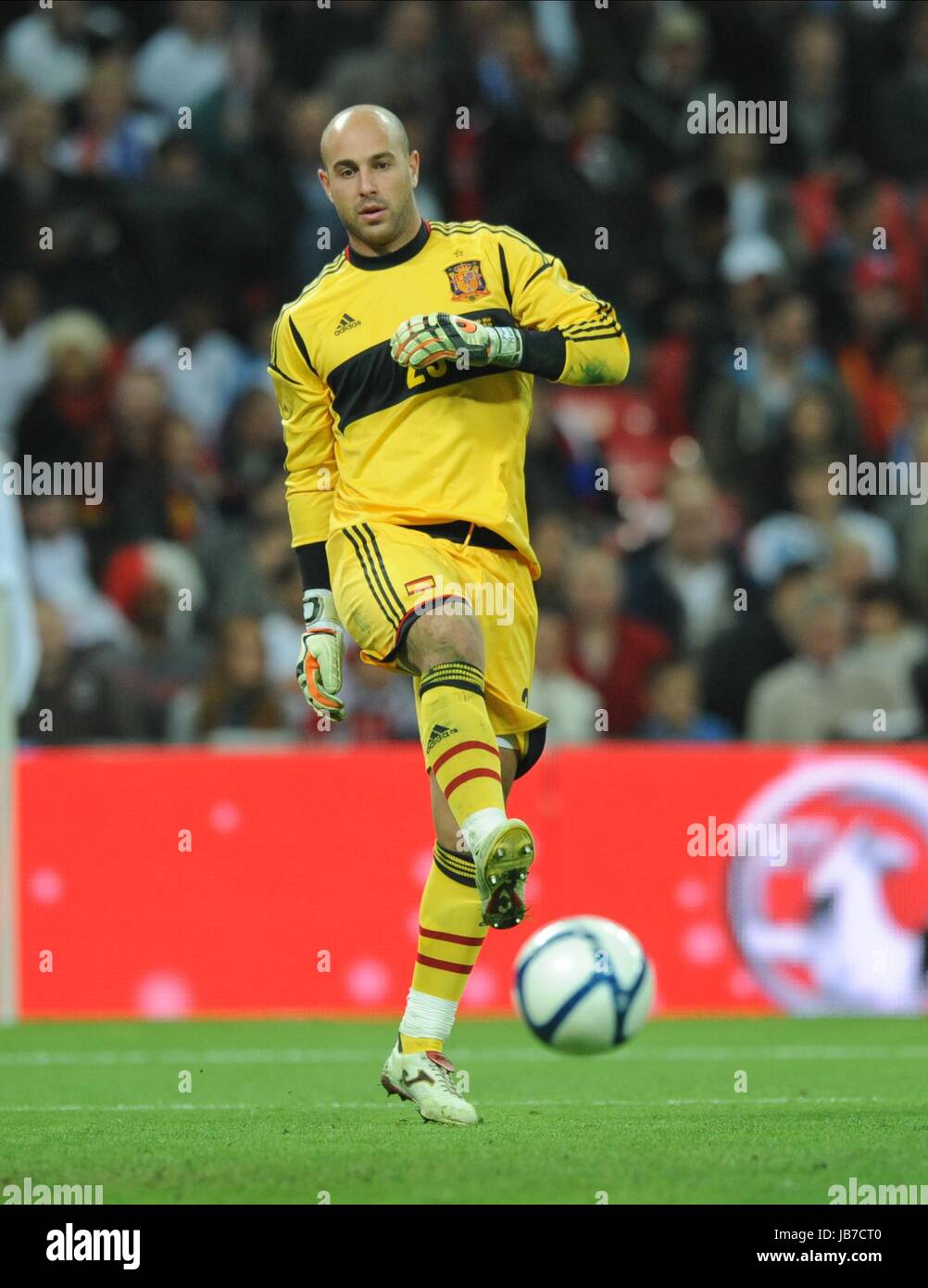 JOSE REINA SPAIN WEMBLEY STADIUM LONDON ENGLAND 12 November 2011 Stock ...